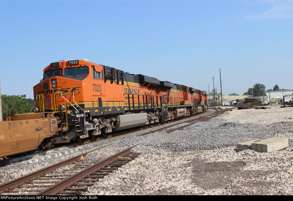 75.BNSF 7023